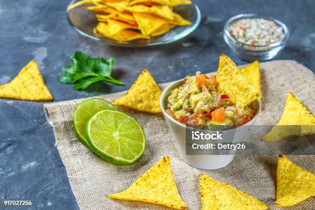 Guacomole은 전통적인 멕시코 소스 구성 된 강판된 아보카도 라임 주스 붉은 양파 토마토 마늘 및 고추 나 초 칩과 함께