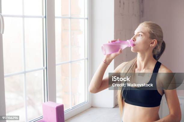 Kebugaran Rumah Minum Air Bersih Dari Botol Gadis Pirang Muda Yang ... Kebugaran Rumah Minum Air Bersih Dari Botol Gadis Pirang Muda Yang ...
