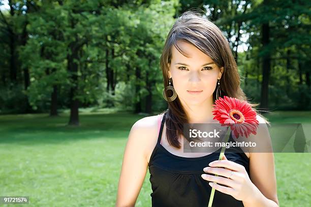 Brunette 모델 아이리스입니다 갈색 머리에 대한 스톡 사진 및 기타 이미지 갈색 머리 공원 꽃 한송이 Istock