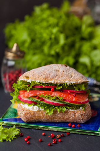 Sandwich Ciabatta Dengan Salmon Sayuran Dan Salad Segar Di Atas Papan