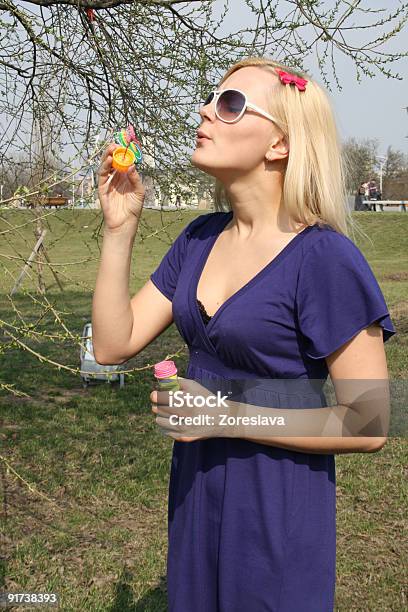 여자아이 불기 비누 비눗방울 걷기에 대한 스톡 사진 및 기타 이미지 걷기 고독 개념 공원 Istock