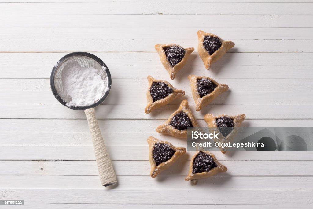 Hamantashen 쿠키 또는 귀 함 안의 양 귀 비 씨와 건포도 흰색 배경에 삼각형 쿠키 건포도에 대한 스톡 사진 및 기타