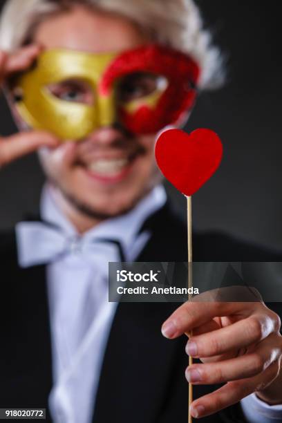 Pria Bertopeng Karnaval Dengan Simbol Cinta Tongkat Hati Foto Stok ... Pria Bertopeng Karnaval Dengan Simbol Cinta Tongkat Hati Foto Stok ...