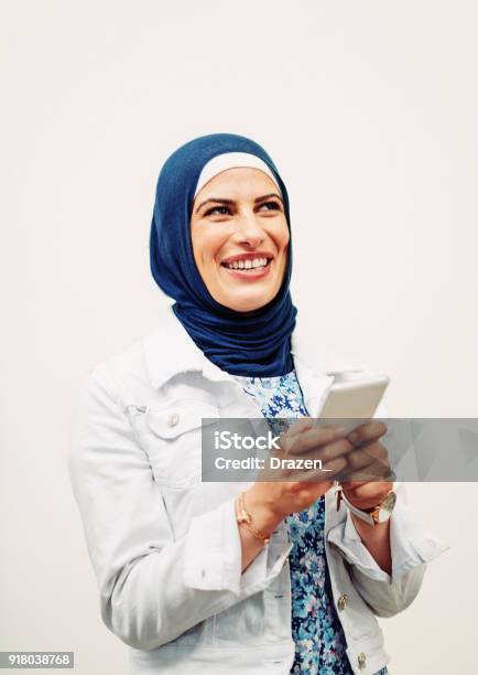 Headscarf 스마트 휴대 전화를 사용 하 여 함께 무슬림 성인 여자의 스튜디오 초상화 레바논 중동에 대한 스톡 사진 및