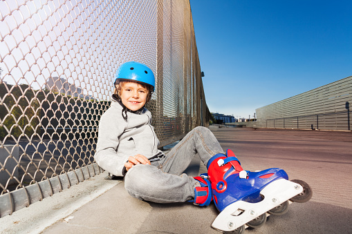 Inlineskater Sitzen Auf Dem Boden Des Skatepark Stockfoto und mehr ... Inlineskater Sitzen Auf Dem Boden Des Skatepark Stockfoto und mehr ...