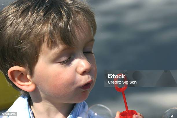 남자아이 만들기 비누 비눗방울 기포에 대한 스톡 사진 및 기타 이미지 기포 남성 놀기 Istock