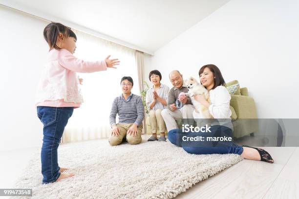Keluarga Tiga Generasi Yang Bahagia Foto Stok - Unduh Gambar Sekarang ... Keluarga Tiga Generasi Yang Bahagia Foto Stok - Unduh Gambar Sekarang ...