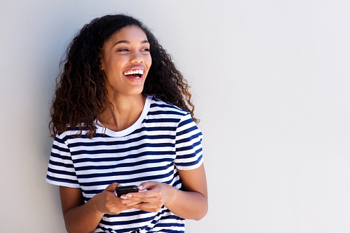 Foto de Mulher Jovem E Bonita Rindo Com Celular e mais fotos de stock ... Foto de Mulher Jovem E Bonita Rindo Com Celular e mais fotos de stock ...