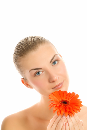 있는 아름다운 젊은 여자의 Gerbera 아이리스입니다 흰색 바탕에 흰색 배경 거베라데이지에 대한 스톡 사진 및 기타 이미지