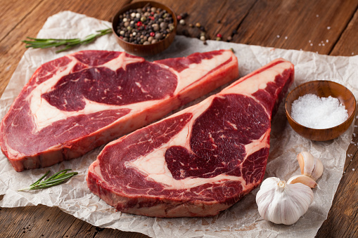 Dua Daging Marmer Mentah Segar Angus Ribeye Steak Hitam Dengan