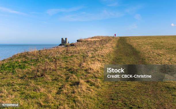 Reculver 켄트 영국 절벽 위쪽 헌 베이 그리고 윗 스 터 블 해안 도보 걷기에 대한 스톡 사진 및 기타 이미지 걷기