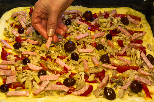 Memasak Pizza Buatan Sendiri Dengan Paprika Prem Ham Sosis Keju Dan ... Memasak Pizza Buatan Sendiri Dengan Paprika Prem Ham Sosis Keju Dan ...