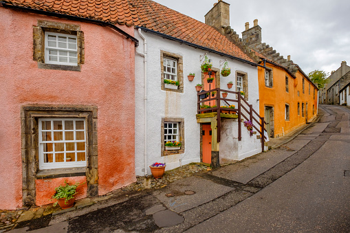 Culross 붉은 기와 지붕으로 집의 파스텔 컬러와 화이트harled 스코틀랜드에서 가장 아름 다운 마을 중 하나 파이프