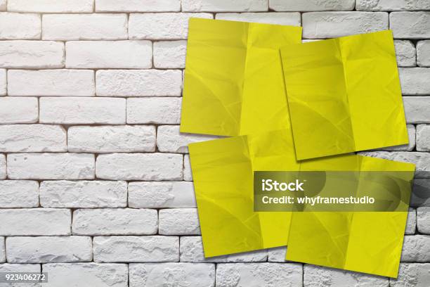 Kertas Kuning Notepad Menempel Pada Latar Belakang Tekstur Dinding Bata ... Kertas Kuning Notepad Menempel Pada Latar Belakang Tekstur Dinding Bata ...