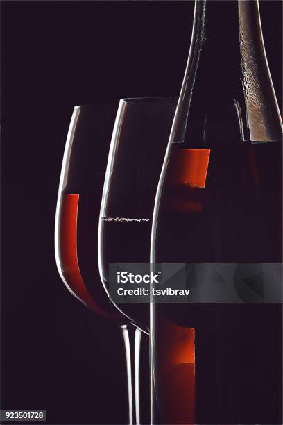 Botol Anggur Merah Dan Dua Gelas Anggur Dengan Latar Belakang Hitam ... Botol Anggur Merah Dan Dua Gelas Anggur Dengan Latar Belakang Hitam ...