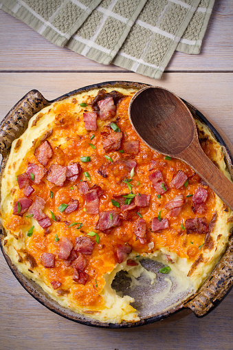 Kentang Tumbuk Cheddar Dengan Bacon Dimasak Dalam Oven Casserole