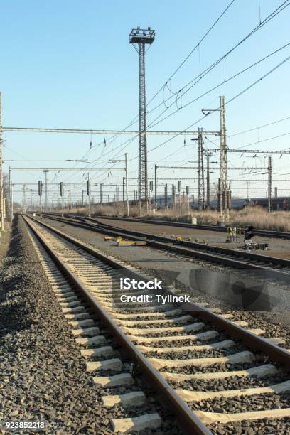 Kereta Api Dan Tiang Listrik Di Stasiun Kereta Api Foto Stok - Unduh ... Kereta Api Dan Tiang Listrik Di Stasiun Kereta Api Foto Stok - Unduh ...