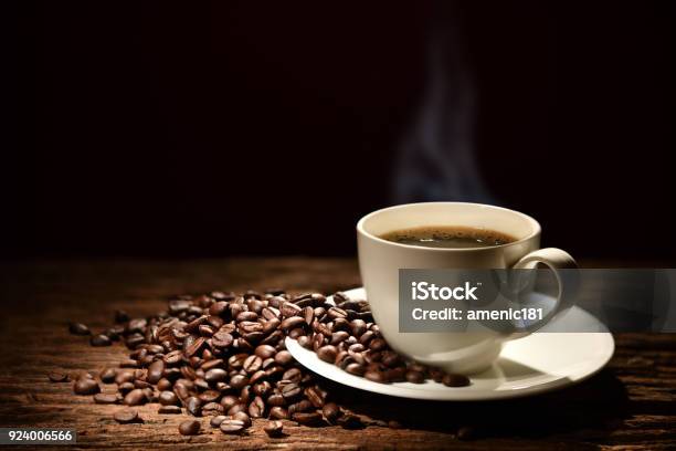 Secangkir Kopi Dengan Asap Dan Biji Kopi Di Latar Belakang Hitam Foto ... Secangkir Kopi Dengan Asap Dan Biji Kopi Di Latar Belakang Hitam Foto ...