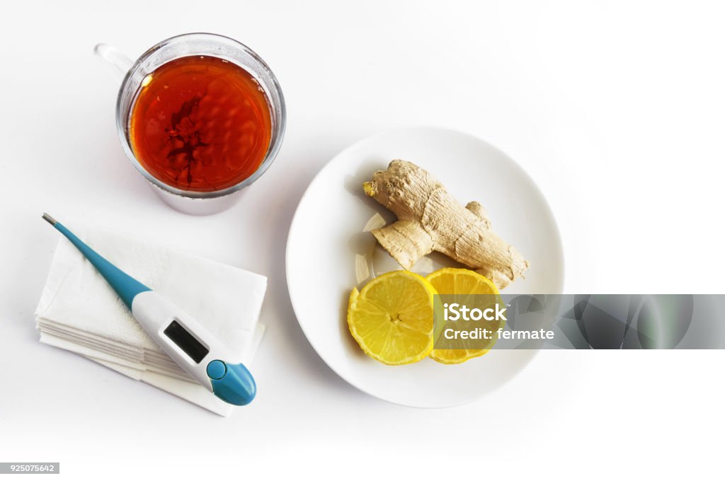 Teh Panas Piring Dengan Lemon Dan Jahe Dan Termometer Medis Pada Tisu ... Teh Panas Piring Dengan Lemon Dan Jahe Dan Termometer Medis Pada Tisu ...