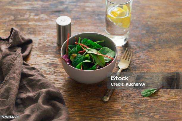 Semangkuk Salad Dengan Daun Bayam Dan Daun Bit Di Atas Meja Kayu Gelap