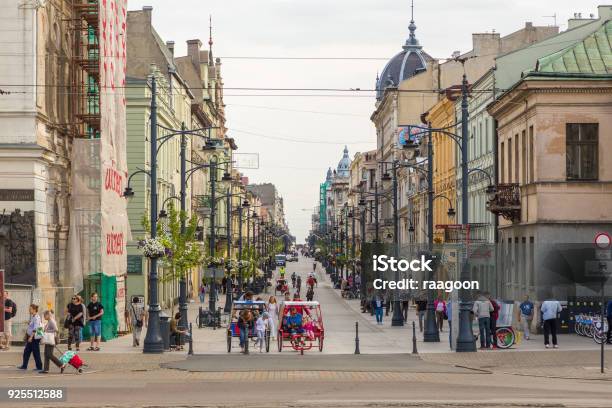 Piotrkowska 거리입니다 주요 쇼핑 거리 및 대표 쇼핑 및 엔터테인먼트 산책로 High Street에 대한 스톡 사진 및