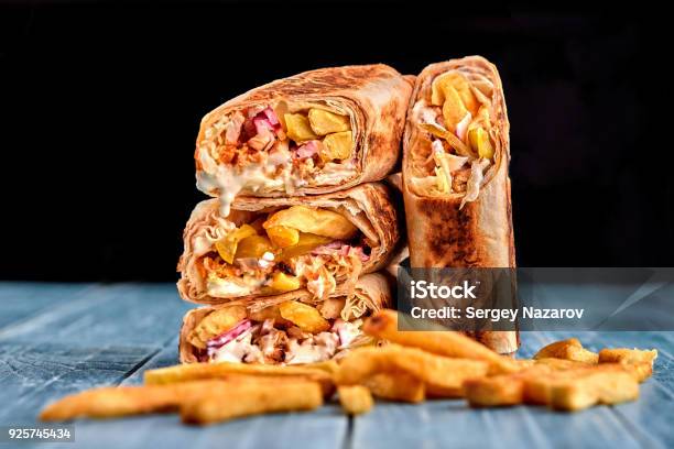 Shawarma 치킨 신선한 야채 크림 소스와 감자 튀김 피타 나무 배경 롤 선택적 초점 케밥에 대한 스톡 사진 및 기타 이미지