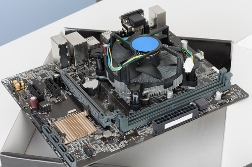 Cpu 쿨러 팬은 새로운 현대 마더보드에 설치 Cpu에 대한 스톡 사진 및 기타 이미지 Cpu Usb 메모리 건강관리와