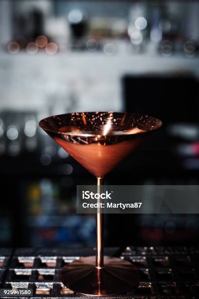 Koktail Dalam Gelas Tembaga Di Bar Foto Stok Unduh Gambar Sekarang