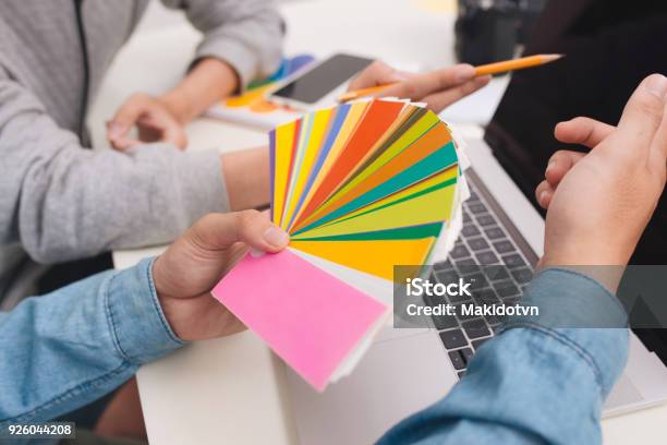 Coworking 과정 현대 사무실에 있는 컴퓨터에서 작업 하는 디자이너 팀 남자에 대한 스톡 사진 및 기타 이미지 남자