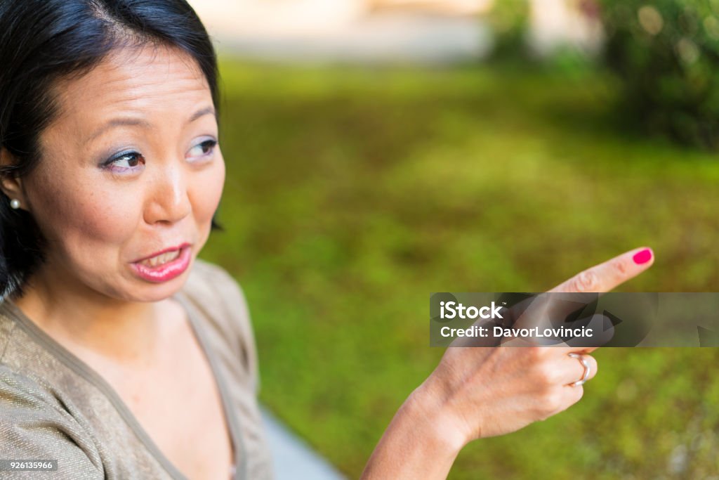 Foto De Retrato De Lado Vista De Mulher Do Lado Esquerdo Com Uma Expressão Engraçada No Rosto E