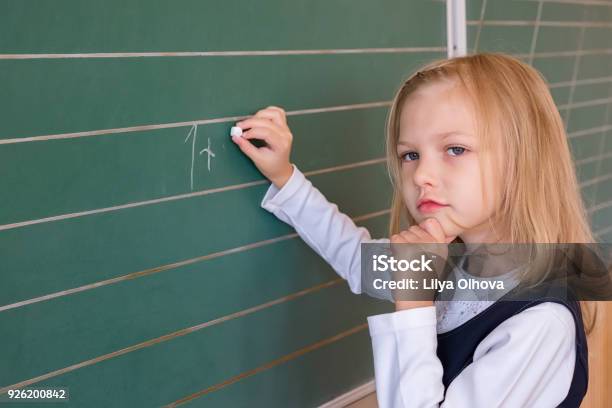 Murid Kelas Satu Seorang Gadis Menulis Di Papan Tulis Hijau Di