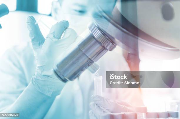 Closeup Tangan Ilmuwan Di Laboratorium Tangan Memegang Darah Jarum
