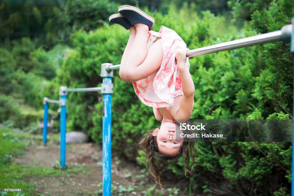Kleine Mädchen Spielen Mit Einer Eisenstange Stockfoto Und Mehr Bilder