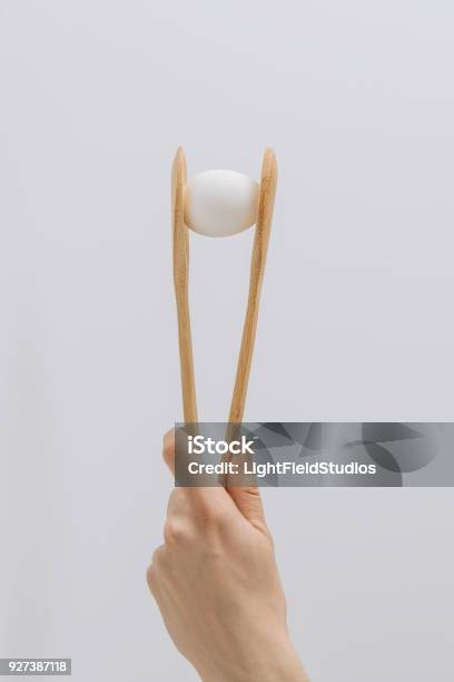 Gambar Yang Dipotong Dari Penong Kayu Yang Dipegang Tangan Dengan Telur ... Gambar Yang Dipotong Dari Penong Kayu Yang Dipegang Tangan Dengan Telur ...