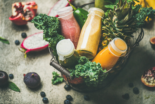 Smoothie Warnawarni Dalam Botol Dengan Buahbuahan Dalam Keranjang Fokus Selektif Foto Stok