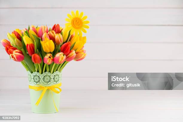 Una Tarjeta De Saludos De Primavera Colorida Con Tulipanes De Pascua ... Una Tarjeta De Saludos De Primavera Colorida Con Tulipanes De Pascua ...