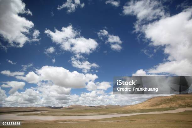 Pemandangan Gunung Dan Cloudscape Dari Qinghaitibet Railway Foto Stok ... Pemandangan Gunung Dan Cloudscape Dari Qinghaitibet Railway Foto Stok ...