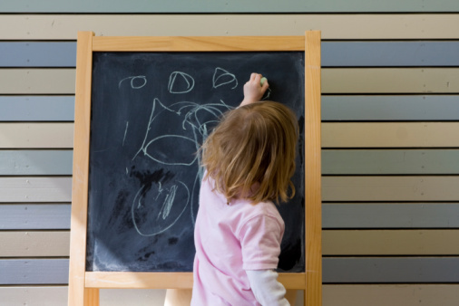 귀여운 젊은 백인종 남자아이 쓰기 한 Blackboard 공부에 대한 스톡 사진 및 기타 이미지 공부 교육 귀여운
