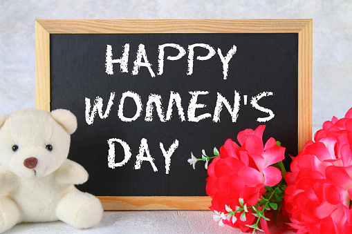 3 월 8 일 국제 여성의 날 핑크 꽃과 테 디 베어와 함께 칠판입니다 개념에 대한 스톡 사진 및 기타 이미지 개념 꽃