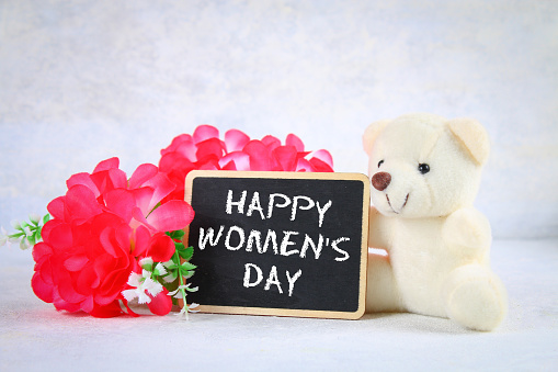 3 월 8 일 국제 여성의 날 핑크 꽃과 테 디 베어와 함께 칠판입니다 개념에 대한 스톡 사진 및 기타 이미지 개념 꽃