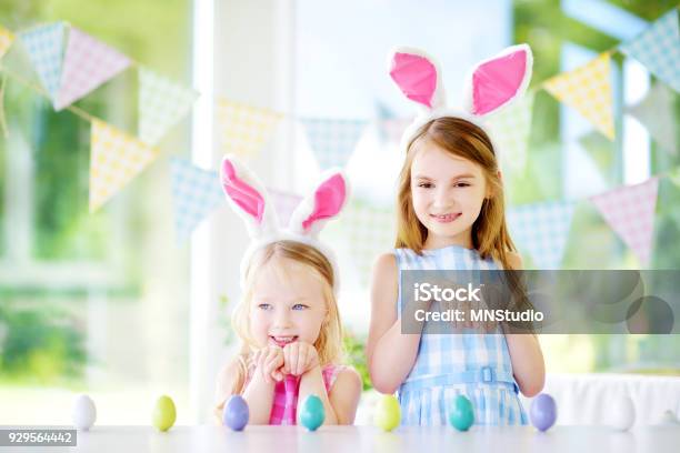 Dua Adik Kecil Yang Lucu Mengenakan Telinga Kelinci Bermain Berburu ... Dua Adik Kecil Yang Lucu Mengenakan Telinga Kelinci Bermain Berburu ...
