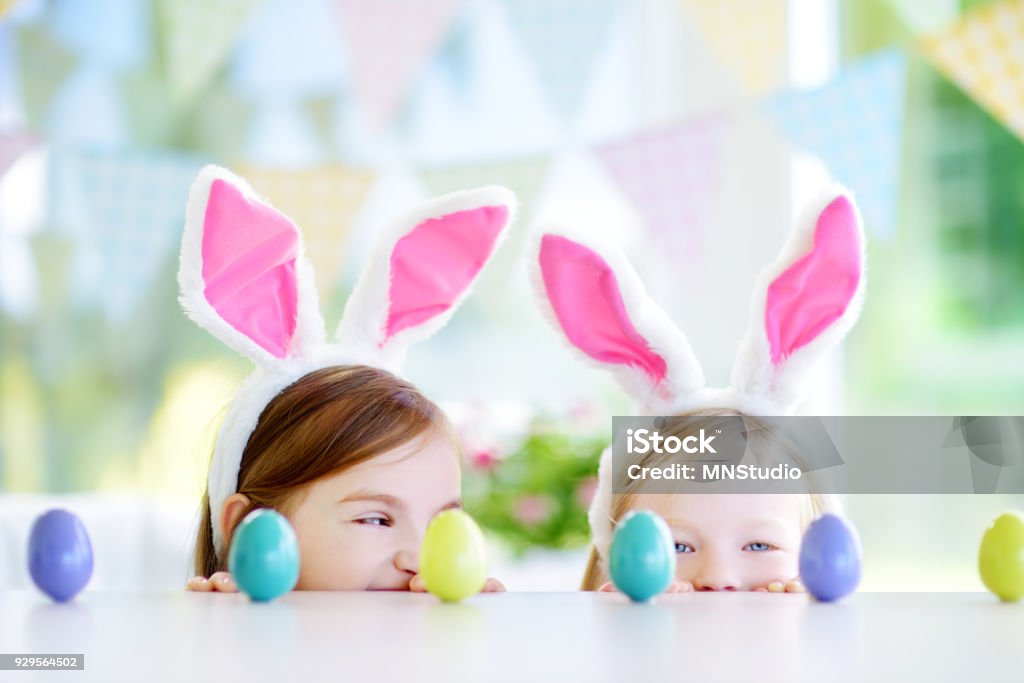 Dua Adik Kecil Yang Lucu Mengenakan Telinga Kelinci Bermain Berburu ... Dua Adik Kecil Yang Lucu Mengenakan Telinga Kelinci Bermain Berburu ...