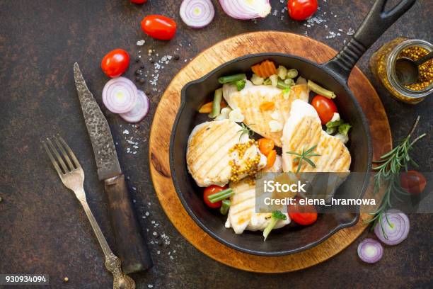 Fillet Ayam Panggang Dan Berbagai Sayuran Di Atas Wajan Besi Cor Latar