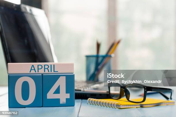 4 April Hari 4 Bulan Kalender Tentang Latar Belakang Kantor Bisnis ... 4 April Hari 4 Bulan Kalender Tentang Latar Belakang Kantor Bisnis ...