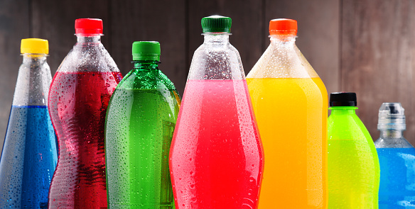 Botol Plastik Berbagai Macam Minuman Ringan Berkarbonasi Foto Stok