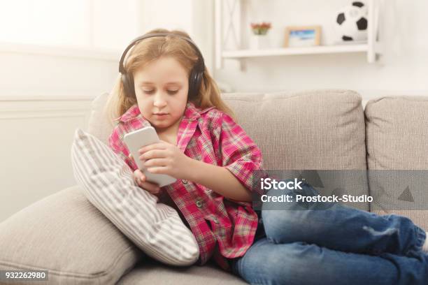 Selamat Anak Perempuan Kecil Mendengarkan Musik Di Sofa Di Rumah Foto ... Selamat Anak Perempuan Kecil Mendengarkan Musik Di Sofa Di Rumah Foto ...