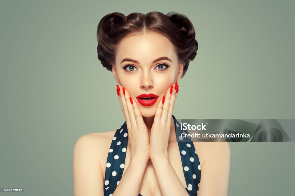 Sematkan Gadis Vintage Wow Ekspresi Emosi Potret Gaya Pinup Wanita