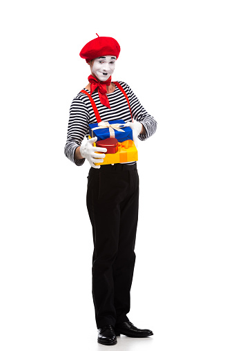 Mime 흰색 절연 하는 선물 상자를 들고 웃 고 어릿광대 서커스 공연자에 대한 스톡 사진 및 기타 이미지 어릿광대 서커스