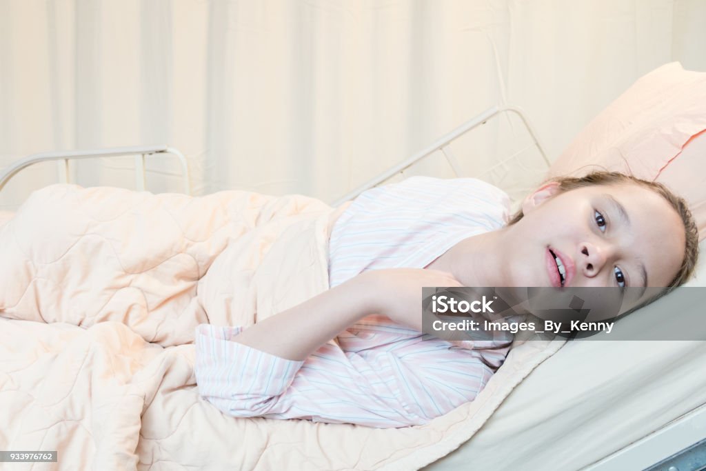 Photo Libre De Droit De Fille De Tween De Race Mixte Dans Le Lit