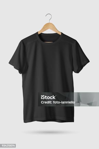 Black Tshirt Mockup Di Gantungan Kayu Pemandangan Samping Depan Foto